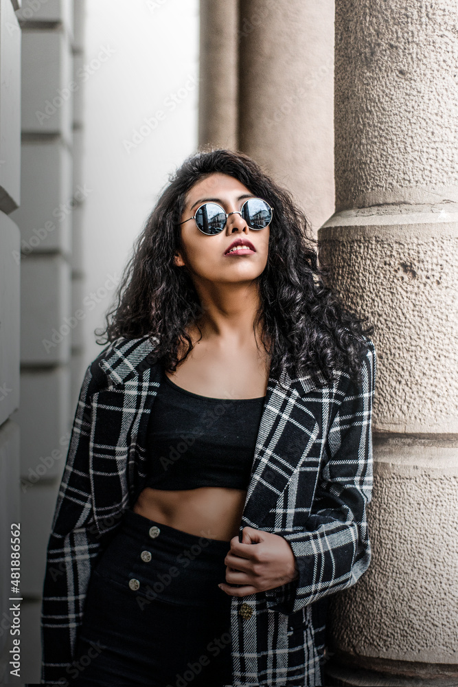 Chica modelo, con gafas negras redondas y chaqueta a cuadros Stock ...