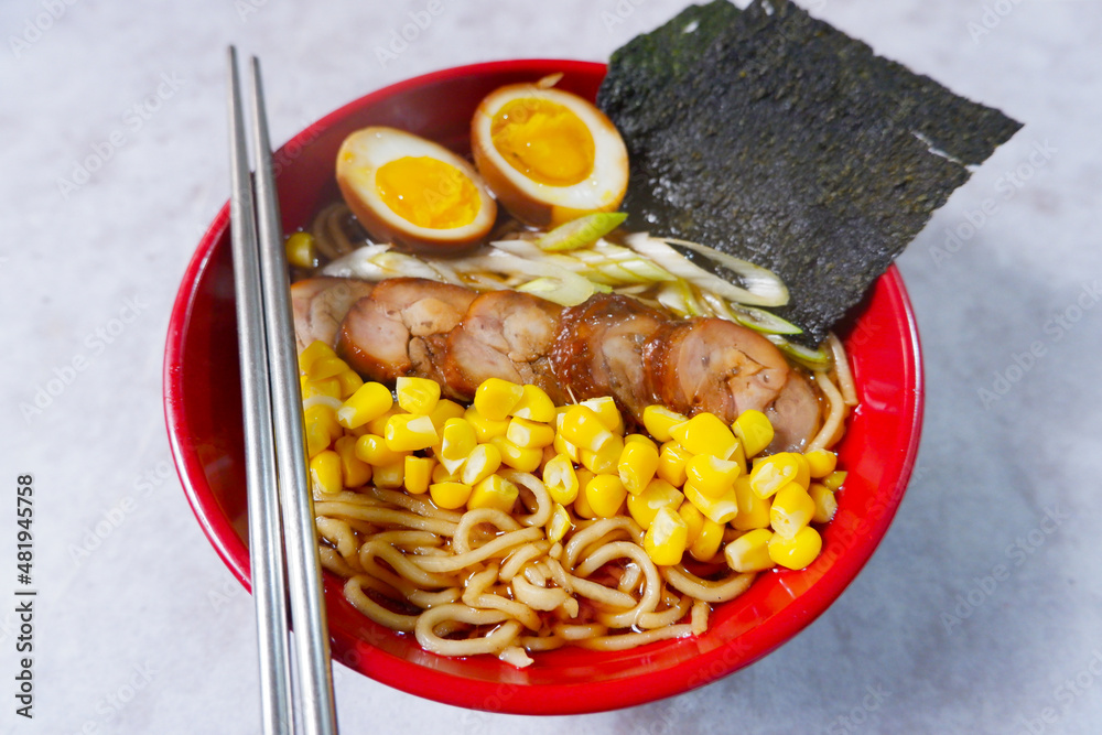Fotka „a bowl of shoyu sauce ramen with corn filling, chasu chicken ...
