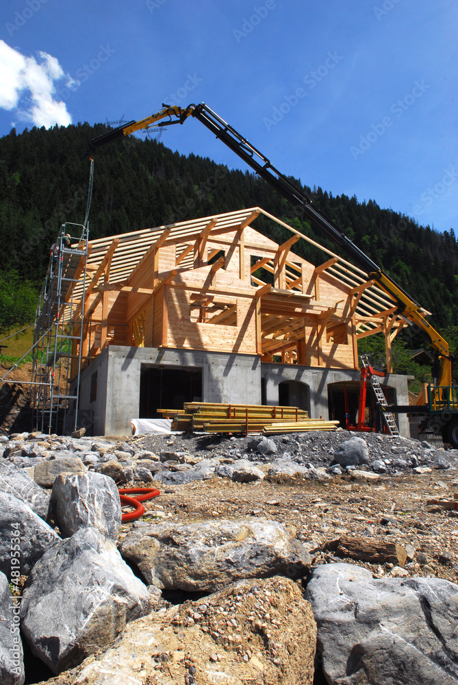 Construction d'un chalet de montagne dans les Alpes françaises avec une ...