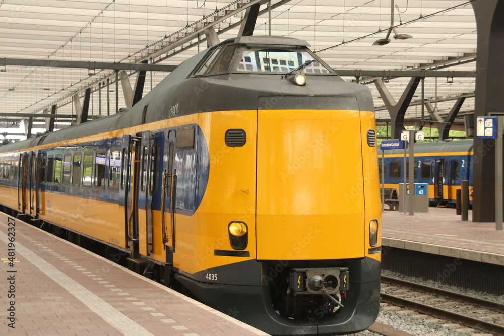 Foto de ICM intercity train named Koploper along platorm at Rotterdam ...