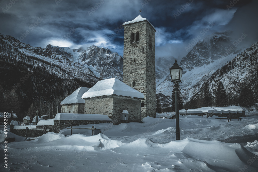 Old fashioned snowy winter landscape of the Italian Alps, Macugnaga, an ...