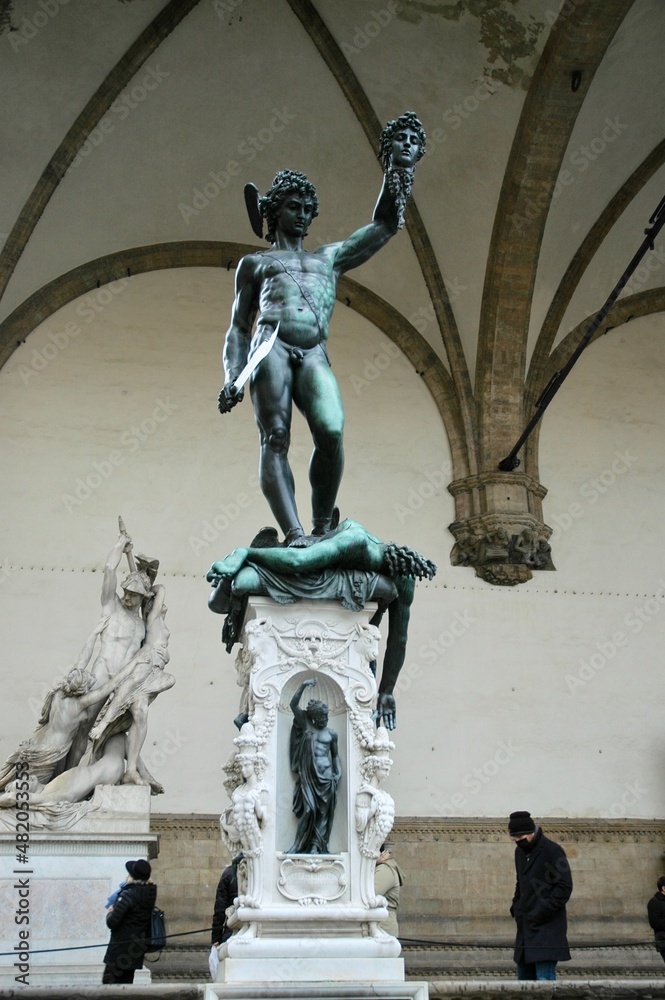 Statua di Benvenuto Cellini : Perseo con la testa della Medusa. Piazza ...