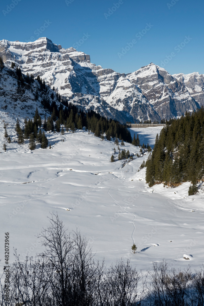 Aufstieg zur Leglerhütte, Blick zurück zum gefrorenen Stausee Garichti ...