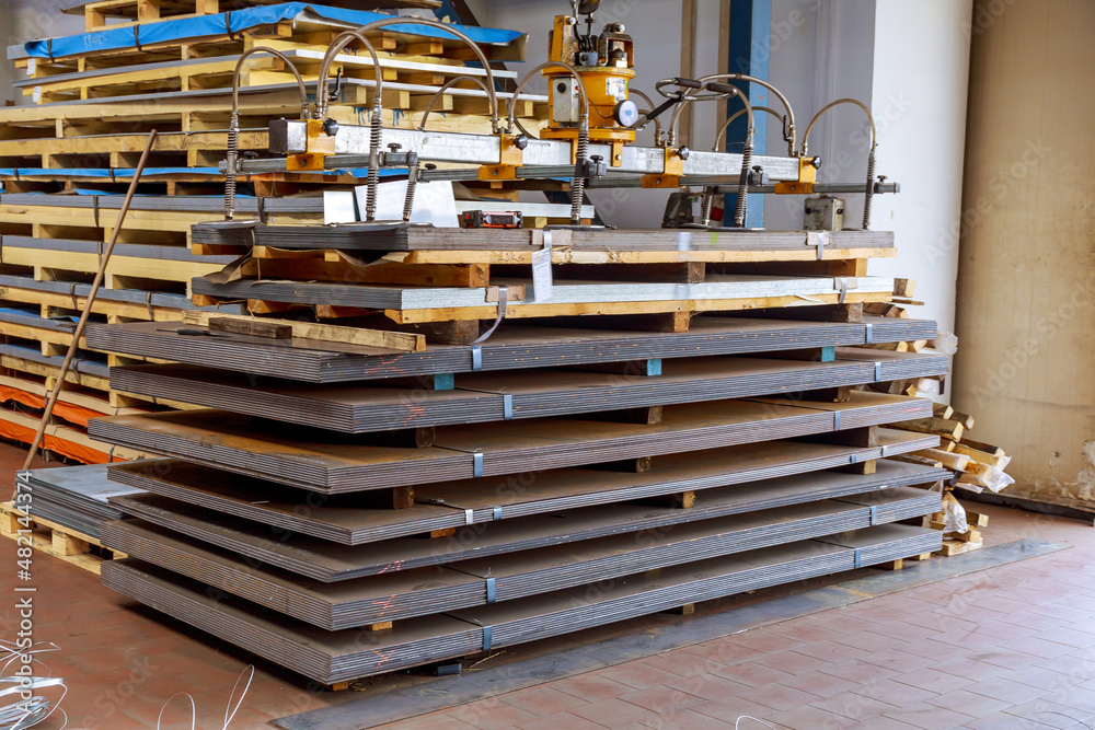 Foto de Stack of sheet metal of different thickness stacked on top of ...