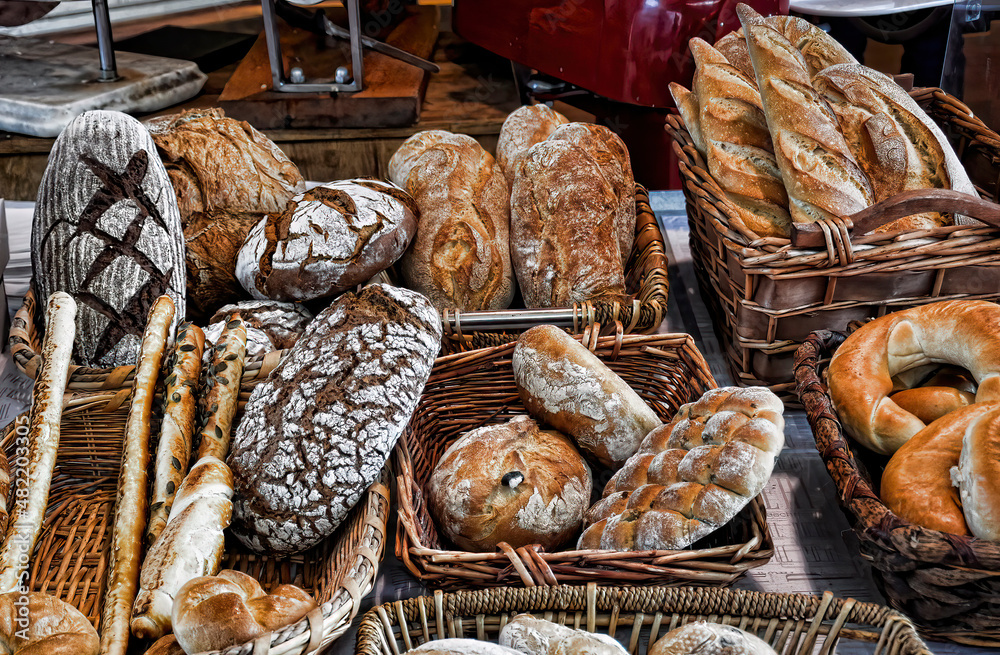 Distintos tipos de panes, algunos de aspecto rústico exhibidos en ...