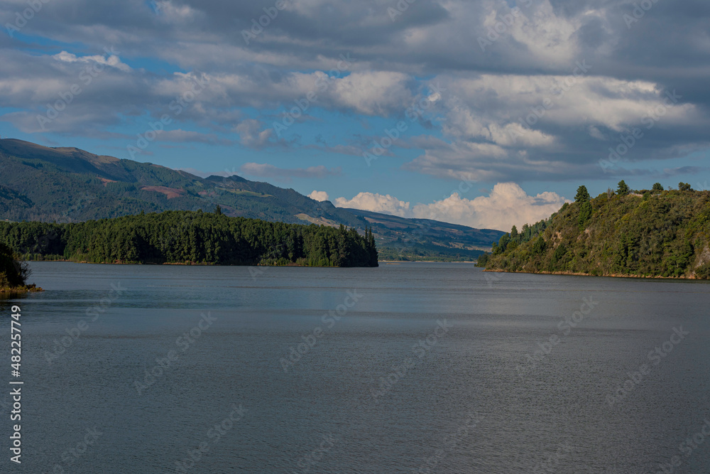 resaltando los colores que dejan los paisajes del embalse del neusa en ...