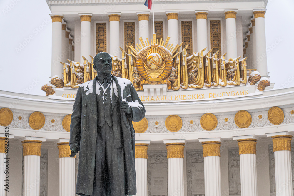 Monument to Vladimir Lenin in front of Central Pavilion. The Exhibition ...