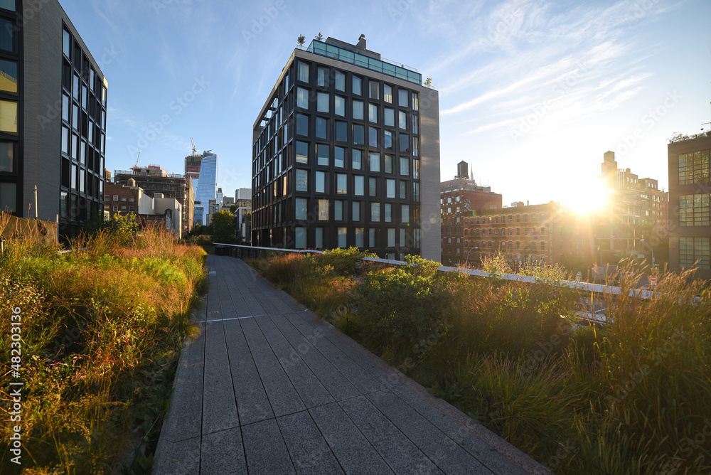 Sunrise on the high line route for visitors in Manhattan, New York ...