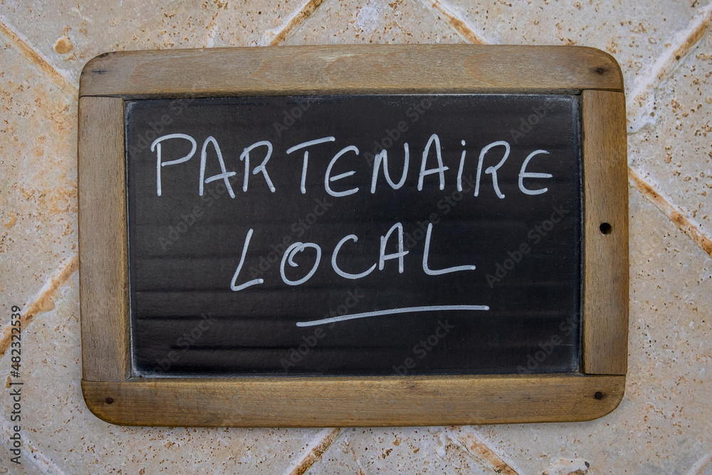 ardoise avec écrit dessus en Français partenaire local Stock Photo ...