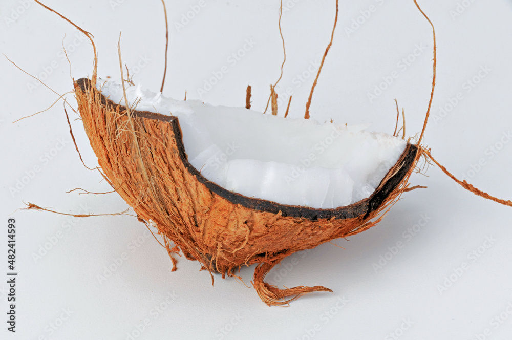 Coco quebrado, pedaços de coco. foto de Stock | Adobe Stock