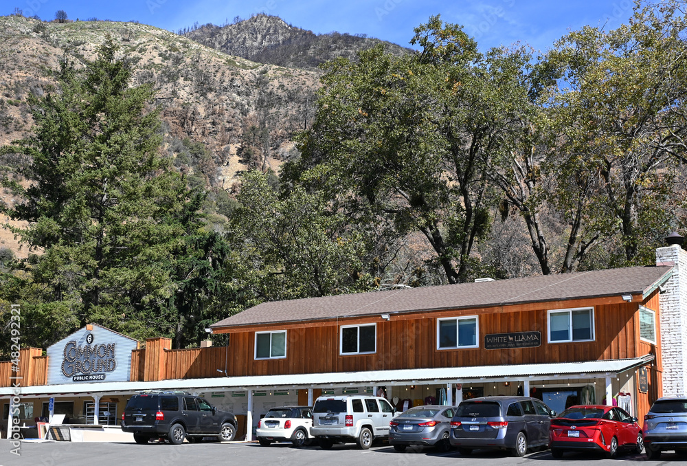 OAK GLEN, CALIFORNIA - 10 OCT 2021: Shops at Oak Tree Mountain ...