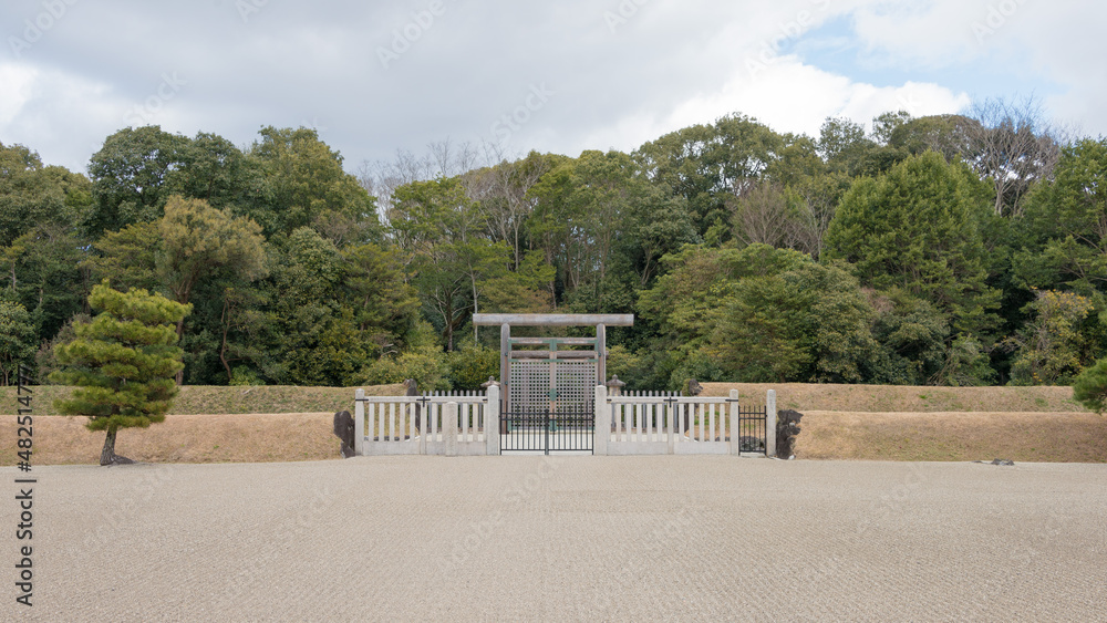 Foto de Nara, Japan - Feb 06 2020 - Mausoleum of Emperor Jimmu in ...