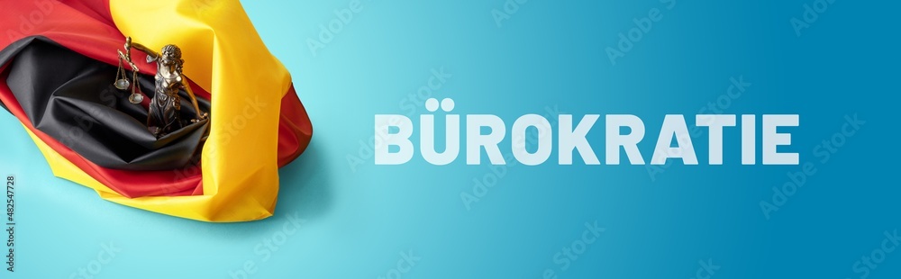 Bürokratie in Deutschland. Justitia umgeben von Deutschland Flagge aus ...