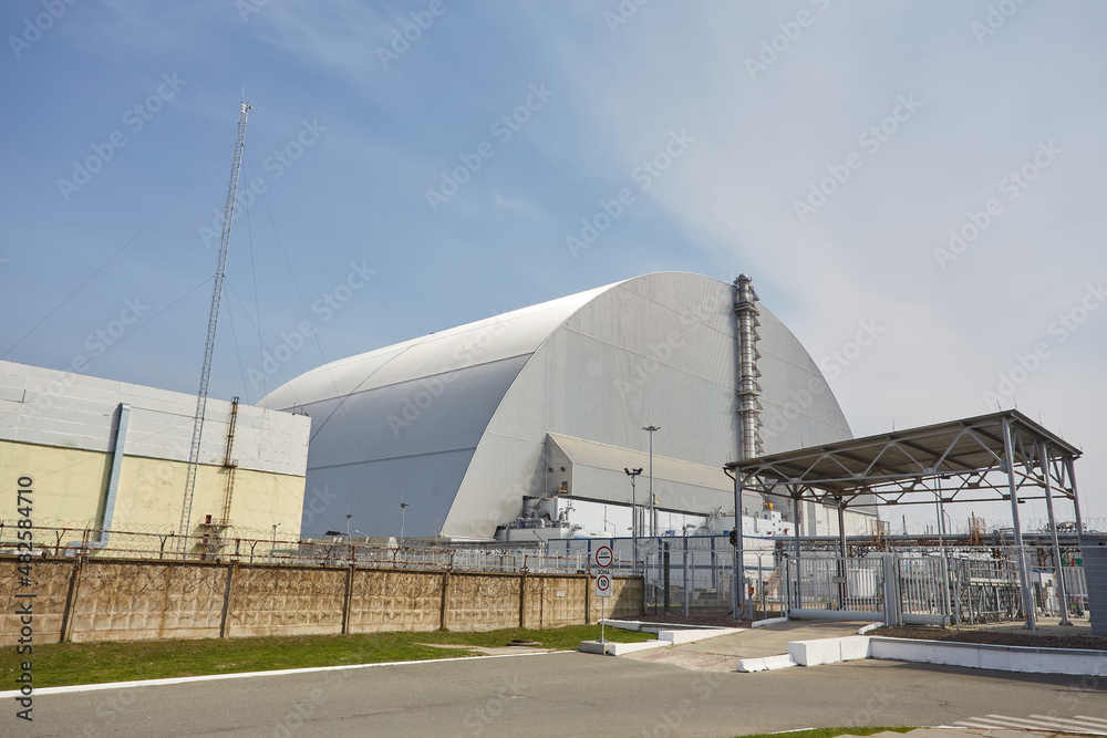 Reactor 4 at the Chernobyl nuclear power plant with a new confinement ...