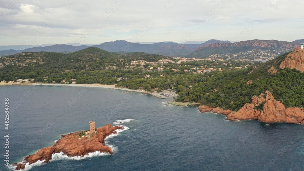 Fotka „survol de cap Esterel de l'île d'Or et du cap Dramont, côte d ...