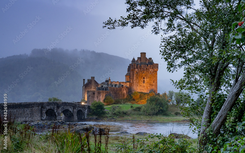 Scottish Castle, Famous Eilean Donan Castle in the Scottish Highlands ...