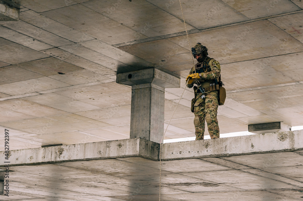 Foto de Special forces operator rappeling down the abandoned building ...