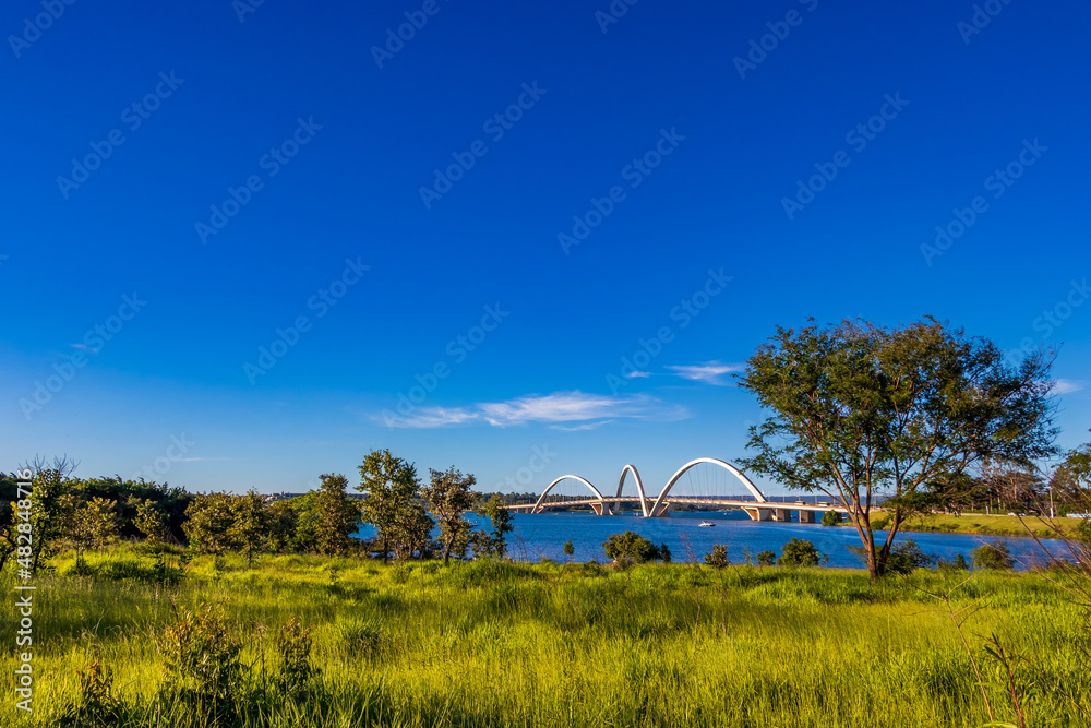 Ponte JK (Juscelino Kubitschek) vista do cerrado em Brasília. Stock ...