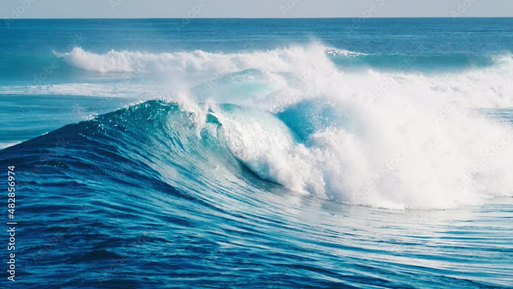 Ocean wave rolls and breaks at Sultans surf spot in Maldives vídeo do ...
