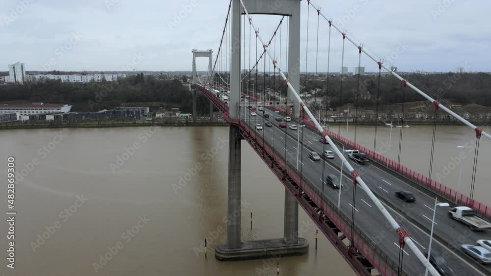 Point de vue drone du trafic de voitures sur le pont suspendu en ville ...