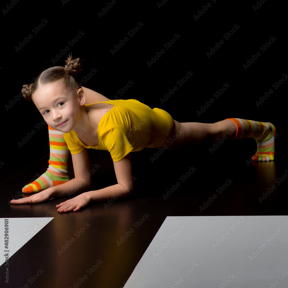 Cute flexible little girl doing elbow plank exercise Stock 写真 | Adobe Stock