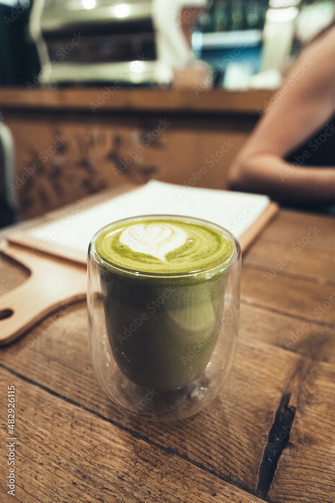 Delicioso té infusión Matcha japonés caliente en vaso moderno en ...