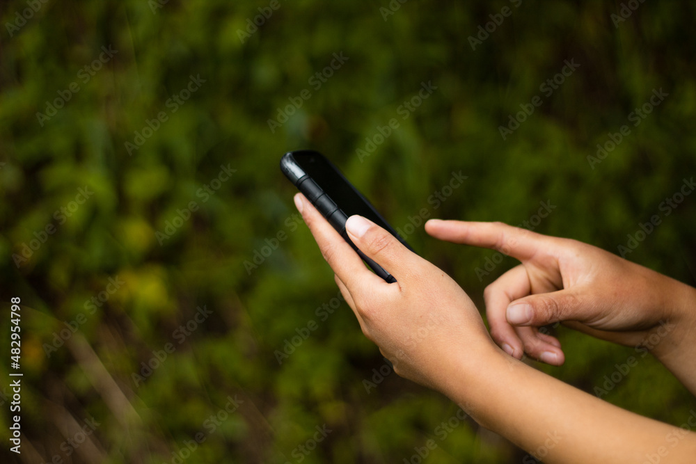 sosteniendo un telfono en la mano,mano,telefono,movil,Mujer que usa el ...