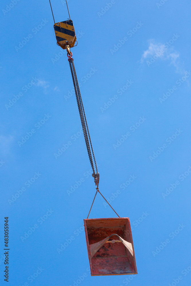 Lifting of metal pallet for dry bulk building materials on hoisting ...