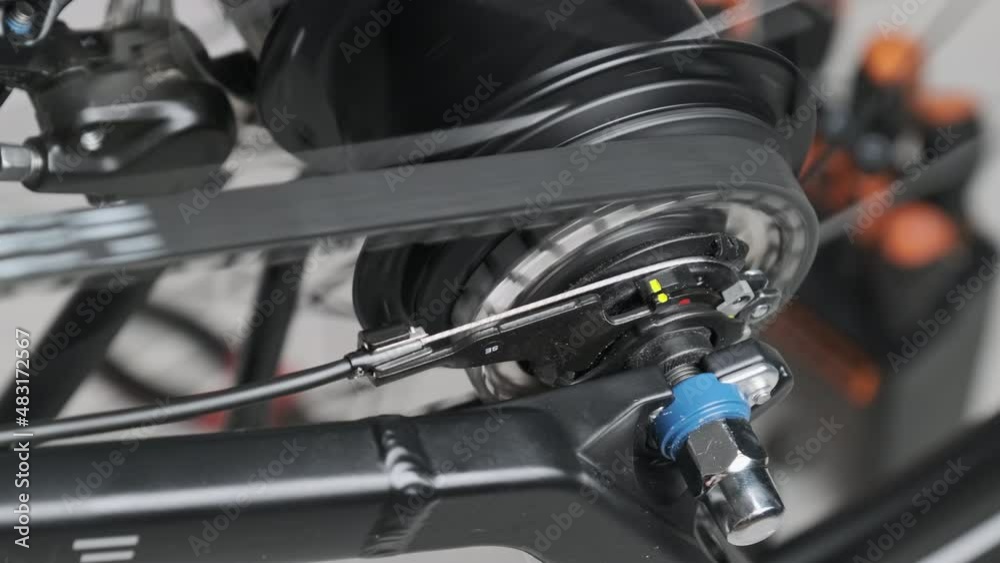 Video „The planetary hub on a belt drive bicycle rotating. Rotation of ...