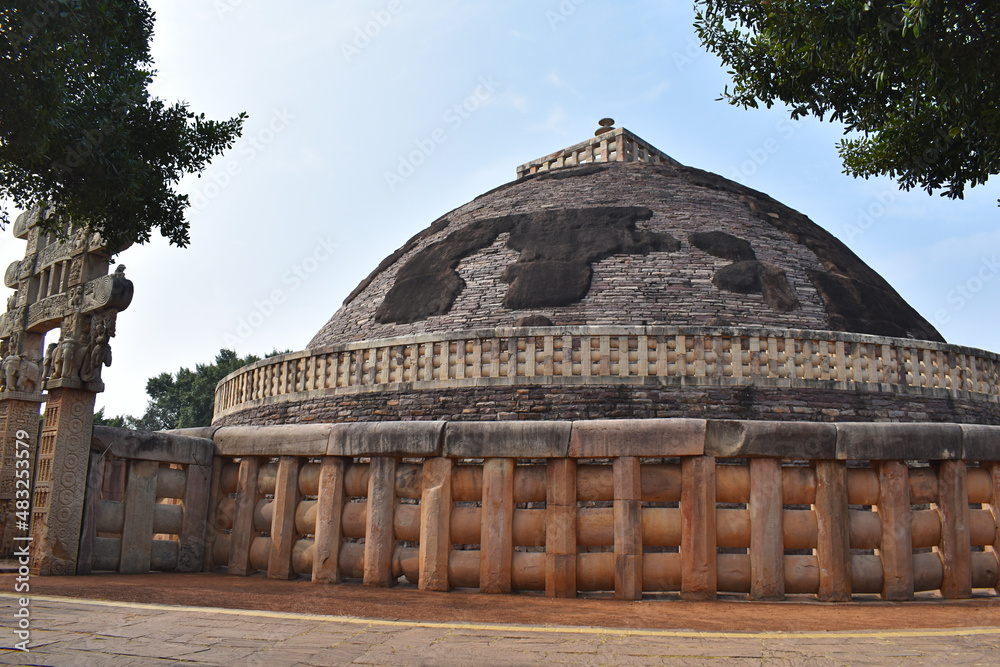 Foto de Stupa No 1, East Gateway Torana and Stupa, The Great Stupa ...