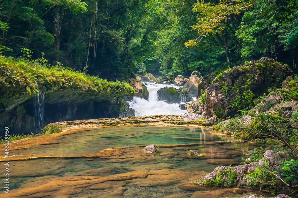 Foto de Semuc champey natural bridge of limestone in the cahabon river ...