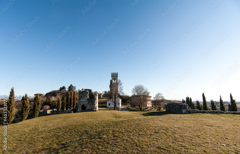 Veduta del Castello di Fagagna e chiesa di San Michele in inverno Stock ...