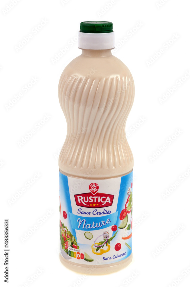 Bouteille de sauce crudités de la marque Rustica en gros plan sur fond ...