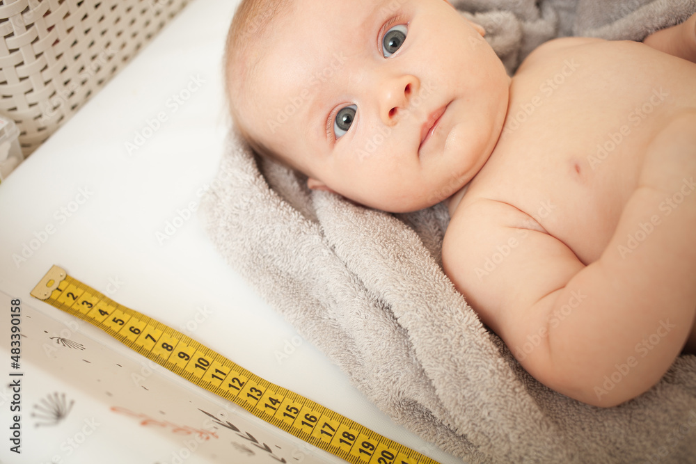 mother measuresh the growth of child, captive table, medical ...