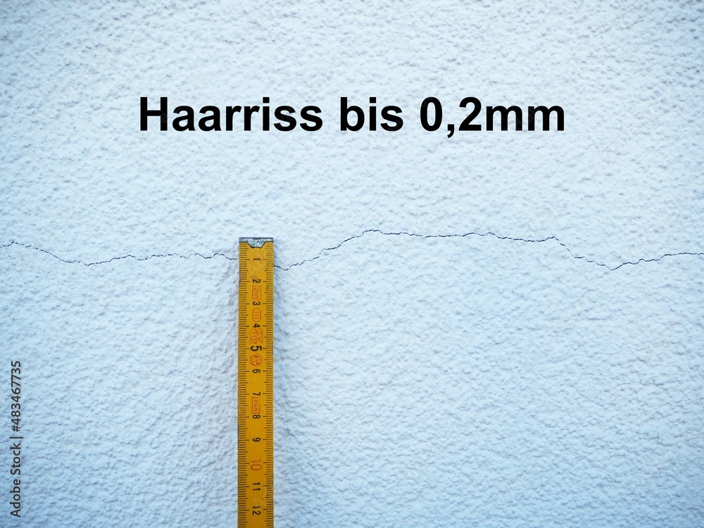 Haarrisse im Außenputz, risse an der Außenfassade. Stock Photo | Adobe ...