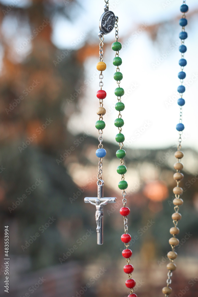 Primer Plano De Un Rosario De Colores De La Virgen De Fátima Con Una