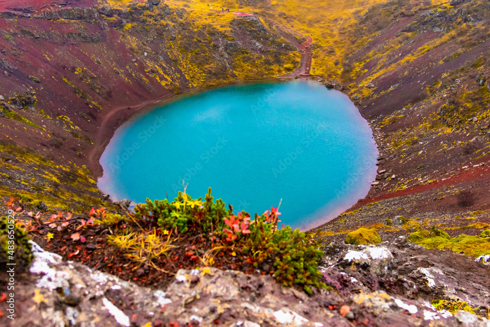 Vulkankrater Kerið ist ein malerischer See am Golden Circle in Island ...
