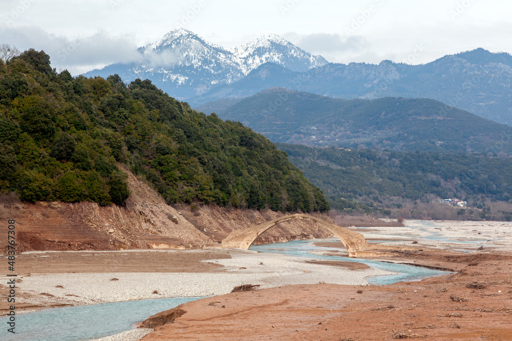 Foto de Winter landscape at the beautiful mountainous region of Agrafa ...