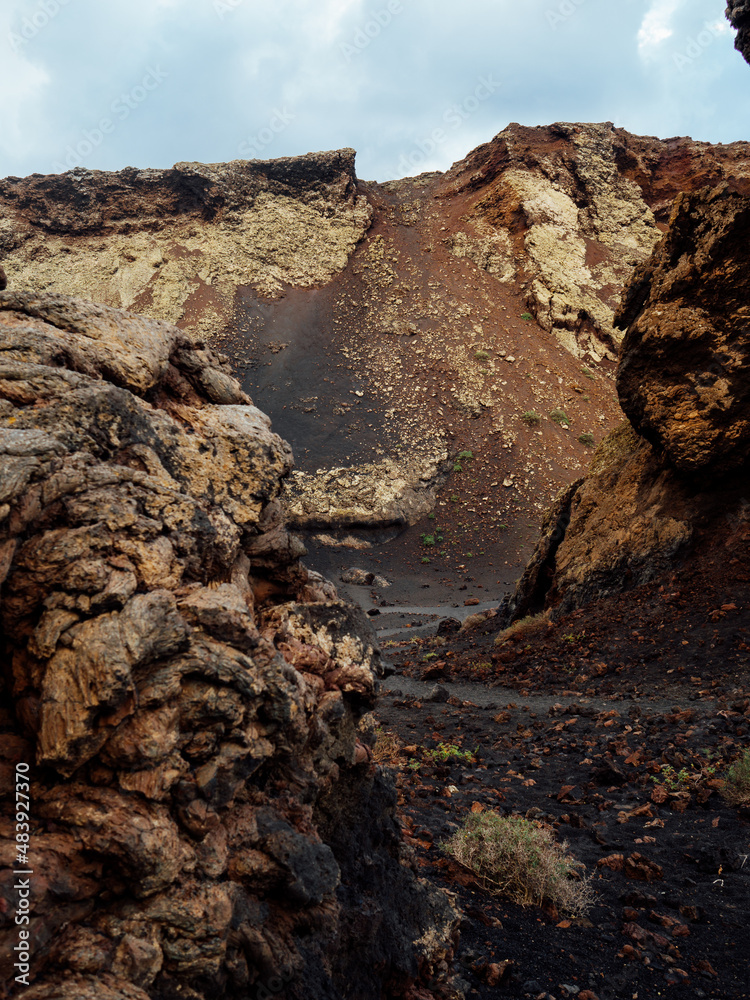 Intérieur du cratère d'un volcan éteint à Lanzarote aux Canaries en ...