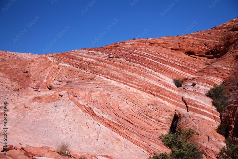 Diagonal lines designed by the erosion on the red rocks of the Valley ...