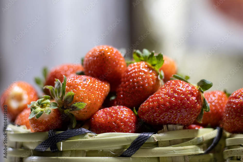 Foto de Canasta de fresas en carretera Irapuato do Stock | Adobe Stock