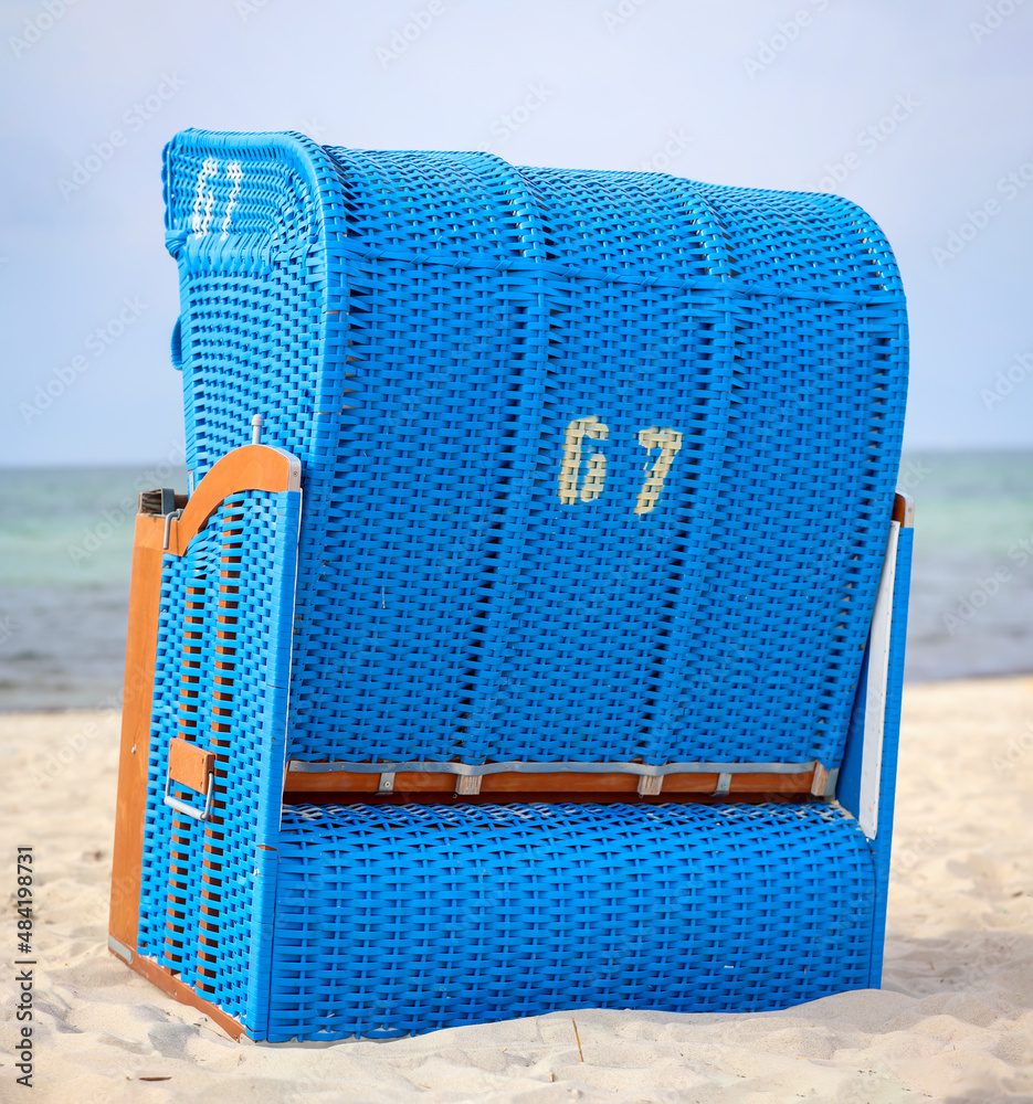 Ein blauer Strandkorb steht am Ostseestrand und warten auf Gäste. Stock ...