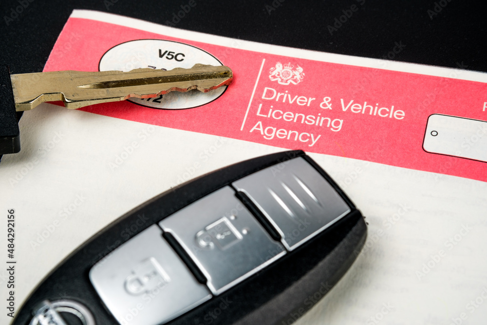 Foto de Genuine UK registration certificate for a purchased car and car ...