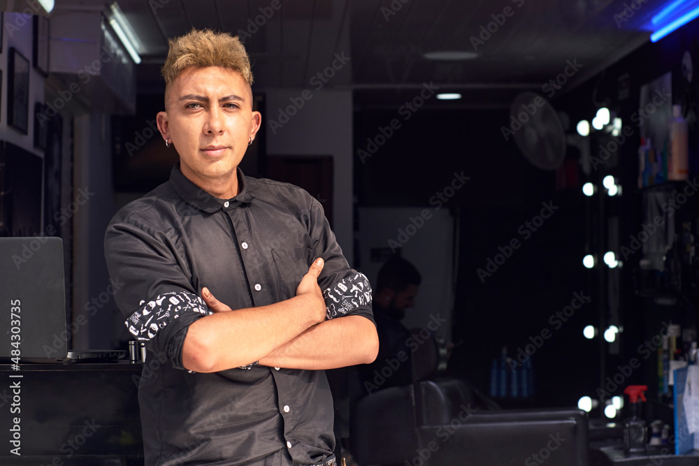 barbero en la entrada de su local comercial en latinoamerica Stock ...