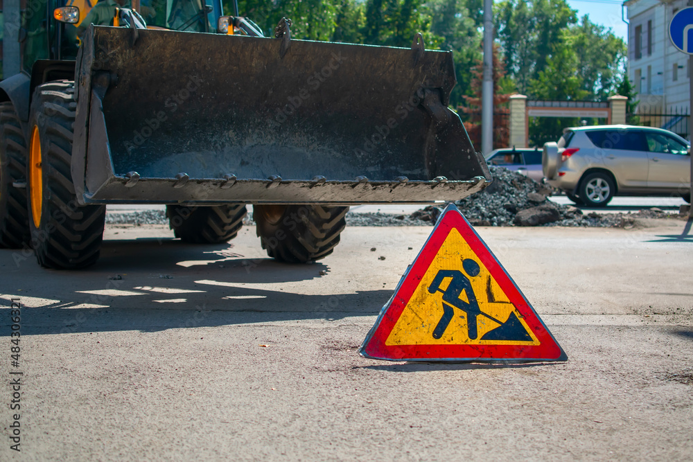 Foto de close up, a sign, a symbol of road works is installed on the ...