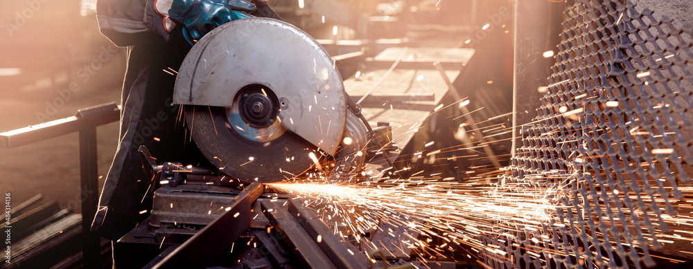 Póster Banner Industry worker working electric wheel grinding on steel ...