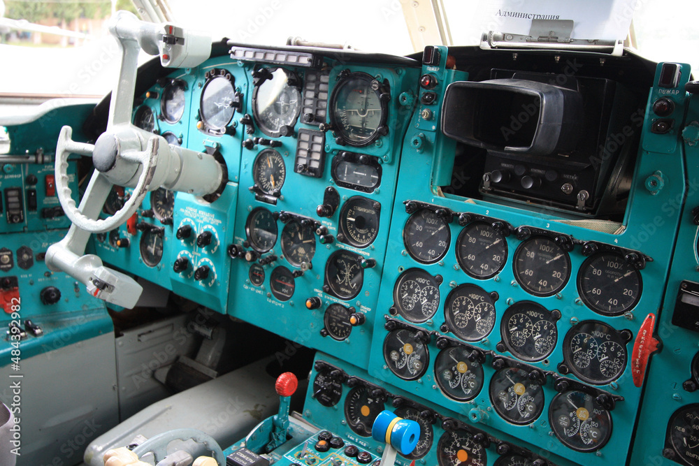 Foto de Interior view of the cockpit of an old Ilyushin Il-62 "Classic ...