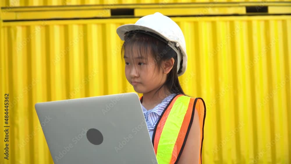 Vidéo Stock asian girl Foreman holding laptop computer control loading ...