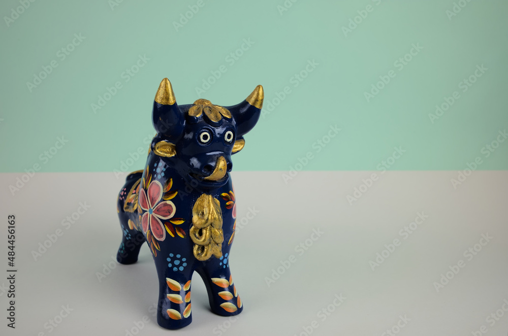 torito de pukara. toros echos de arcilla. artesania peruana Stock Photo ...