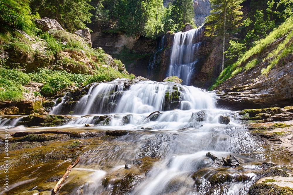 Spectaculaire cascade dans un cirque montagneux servant d'écrin, longue ...